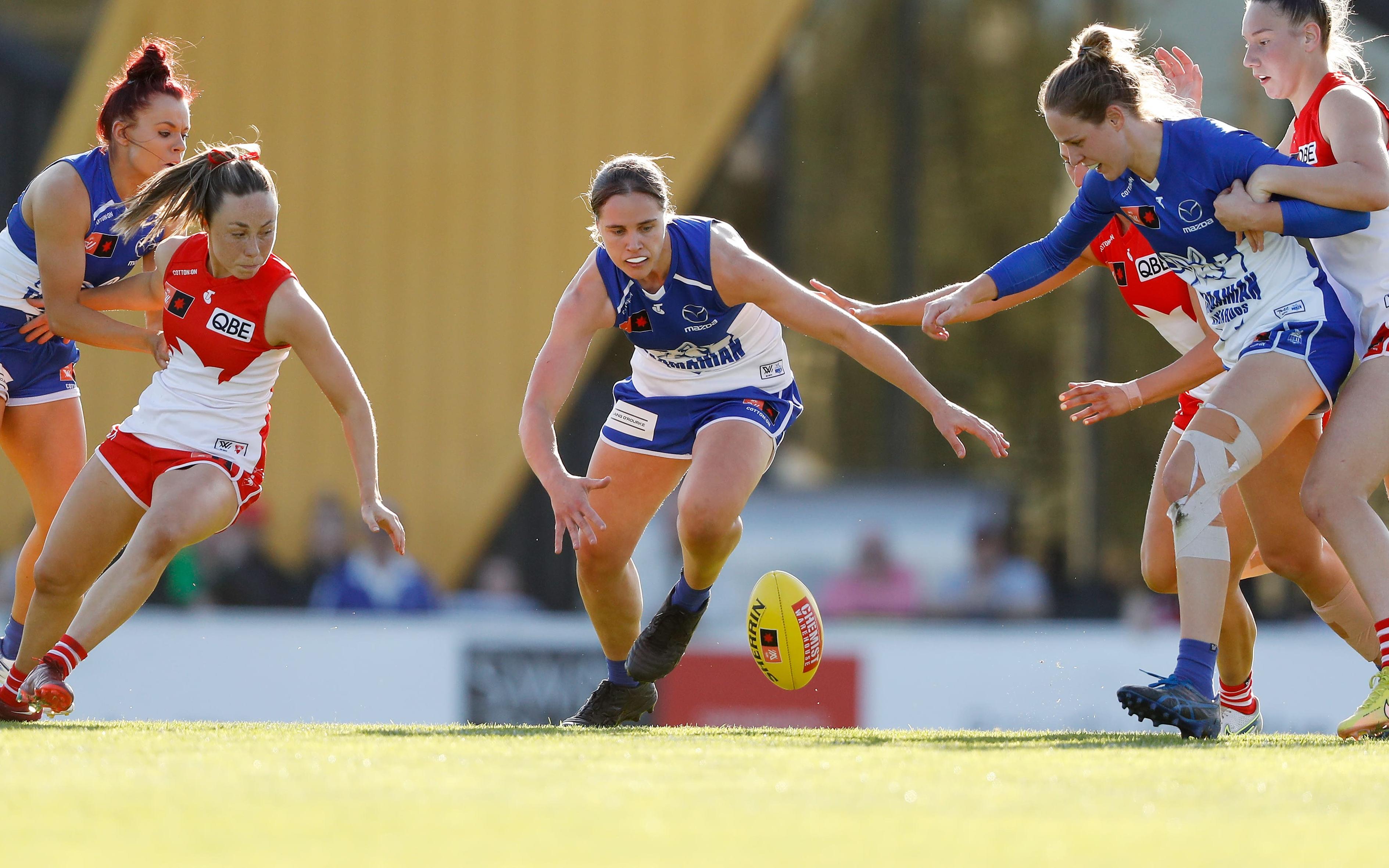 Garner retakes lead in coaches' votes